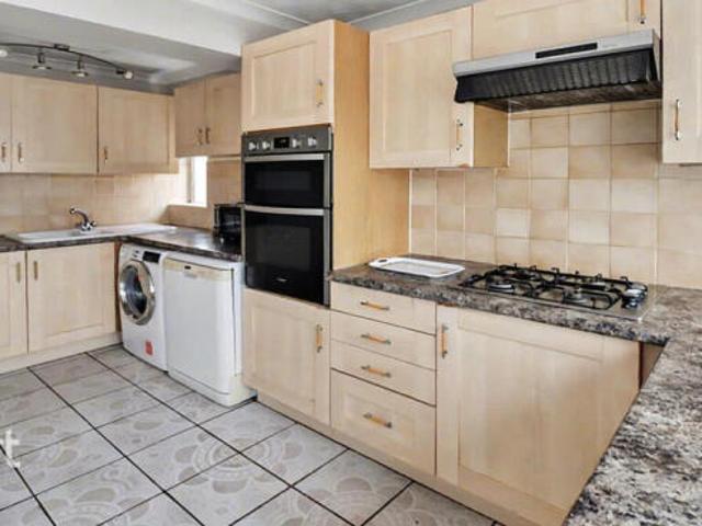3 bedroom semi detached house for sale in Lyneham Road, Luton, LU2