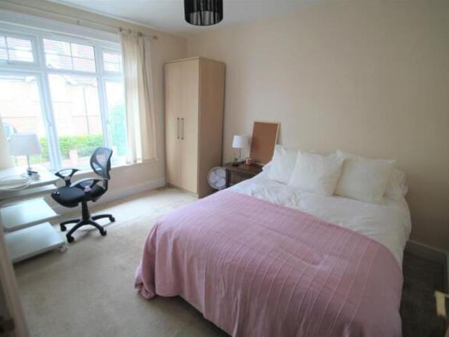 3 bedroom semi detached house for sale in Manor Road, Guildford, GU2