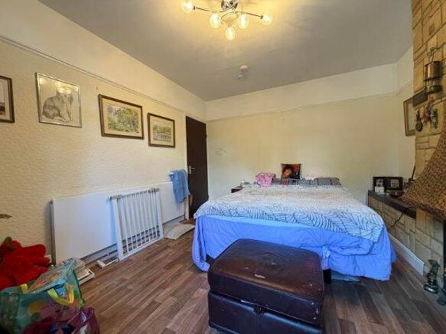 3 bedroom semi detached house for sale in Montrose Avenue, Luton, LU3