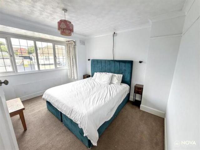 3 bedroom semi detached house for sale in Mossbank Avenue, Luton, LU2