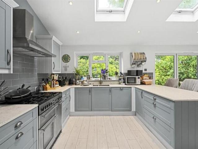 3 bedroom semi detached house for sale in Nicholas Close, St Albans, AL3