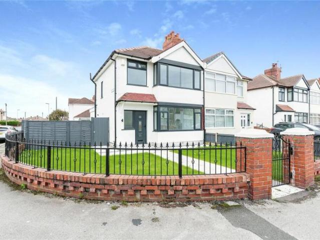 3 bedroom semi detached house for sale in North Drive, Thornto.