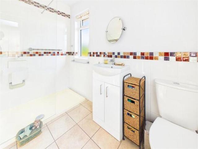 3 bedroom semi detached house for sale in Oldbury Road, Worcester, Worcestershire, WR2