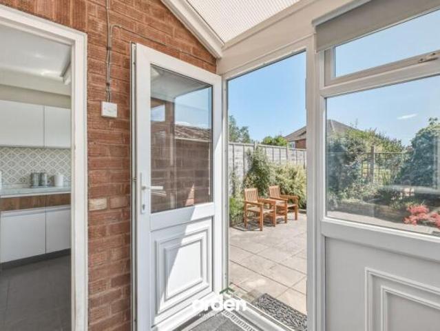 3 bedroom semi detached house for sale in Oldbury Road, Worcester, WR2