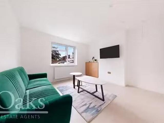 3 Bedroom Semi Detached House For Sale In partensons Lane, Woo.