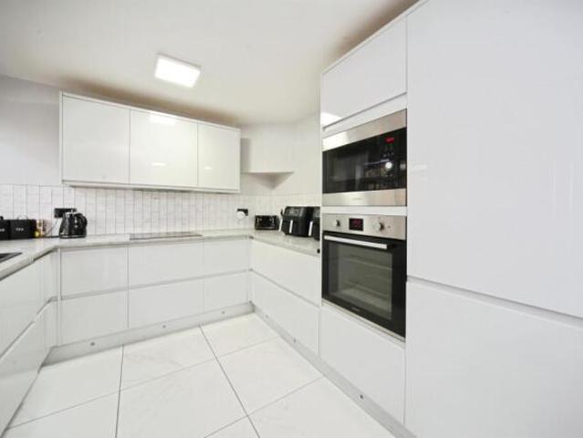 3 bedroom semi detached house for sale in Pennine Avenue, Luton, LU3