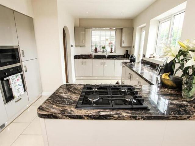3 bedroom semi detached house for sale in Pipering Lane, Doncaster, DN5