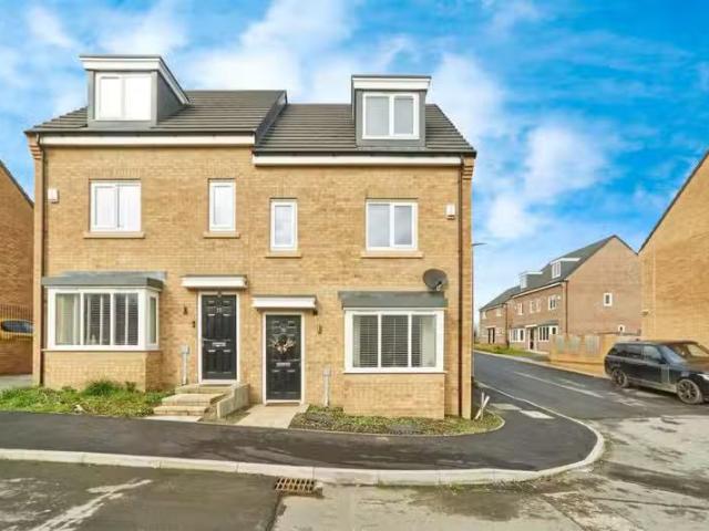 3 bedroom semi detached house for sale in Quarry Bank Road, Br.