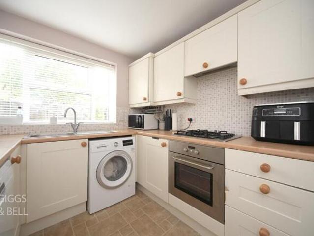 3 bedroom semi detached house for sale in Rochford Drive, Luton, Bedfordshire, LU2 8SR, LU2