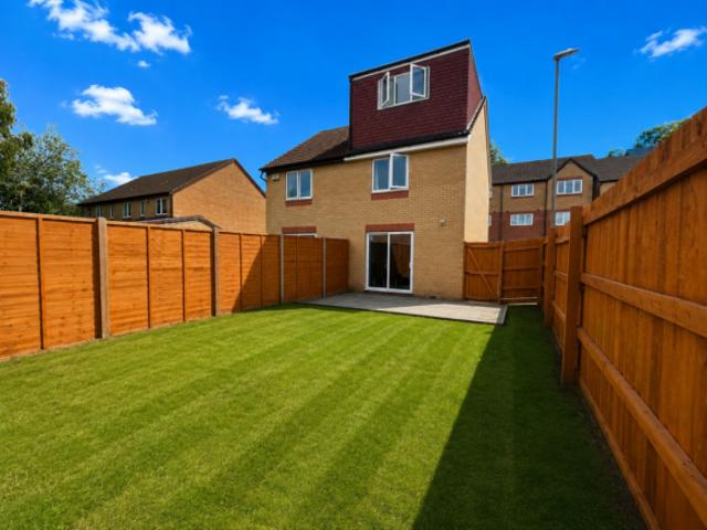 3 bedroom semi detached house for sale in Simpson Close, Leagrave, Luton, Bedfordshire, LU4 9TP, LU4