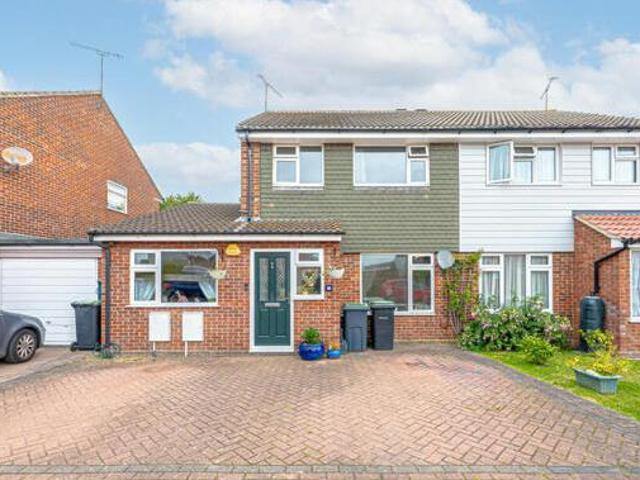3 Bedroom Semi detached House For Sale In Southend on sea