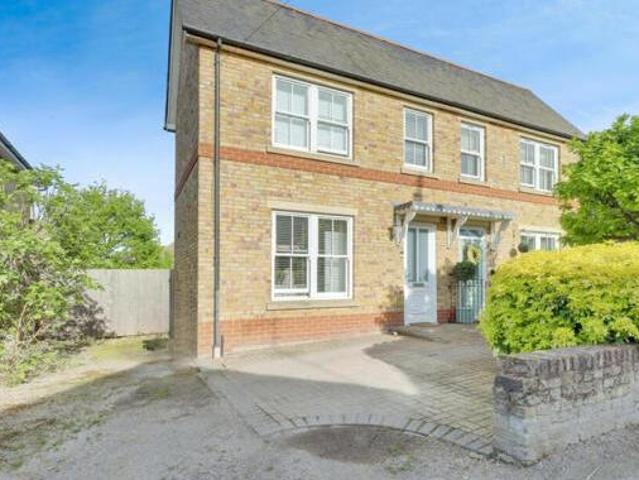 3 Bedroom Semi detached House For Sale In Southend on sea