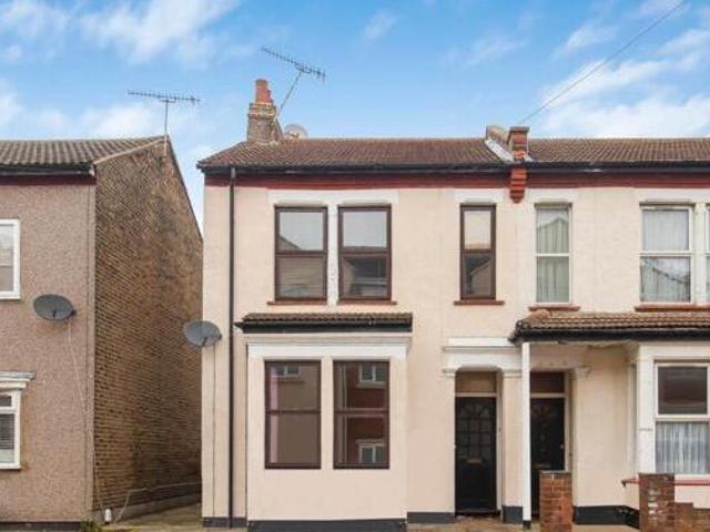 3 Bedroom Semi detached House For Sale In Southend on sea