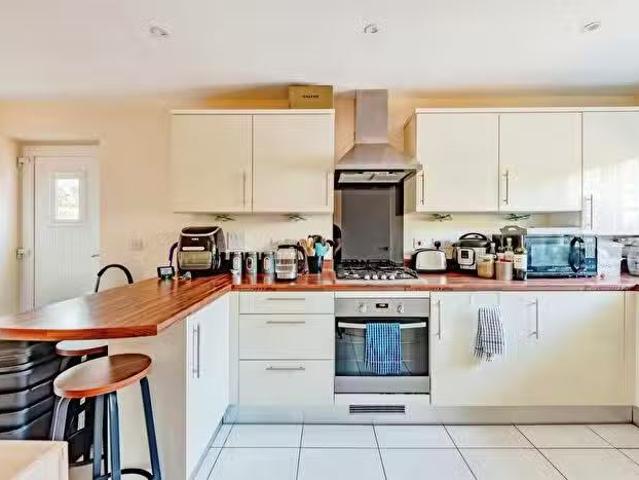 3 Bedroom Semi Detached House For Sale In St. Pauls Mews, Craw.