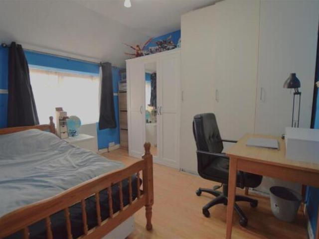 3 bedroom semi detached house for sale in Surrey Avenue, Slough, SL2