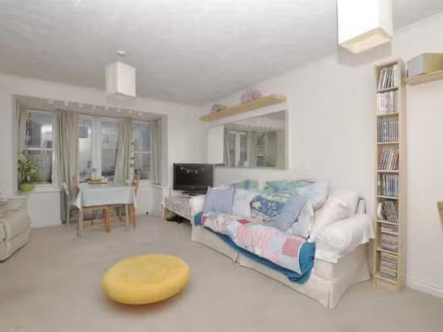 3 bedroom semi detached house for rent in 00000087 Jellicoe Av.