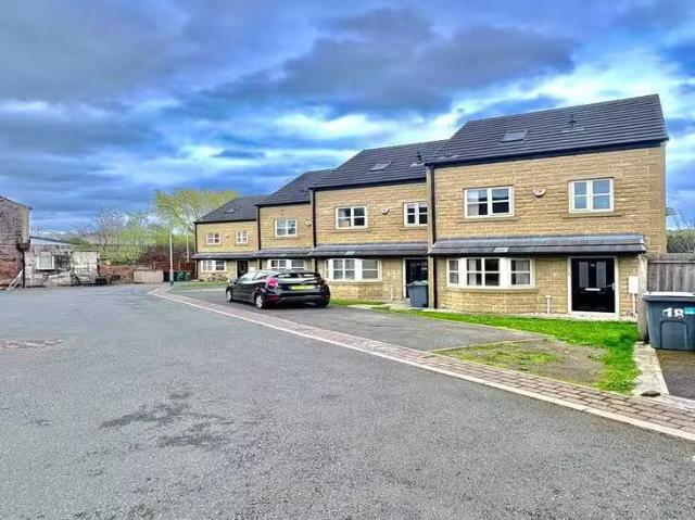 3 bedroom semi detached house for rent in 18 Buttercup Drive.