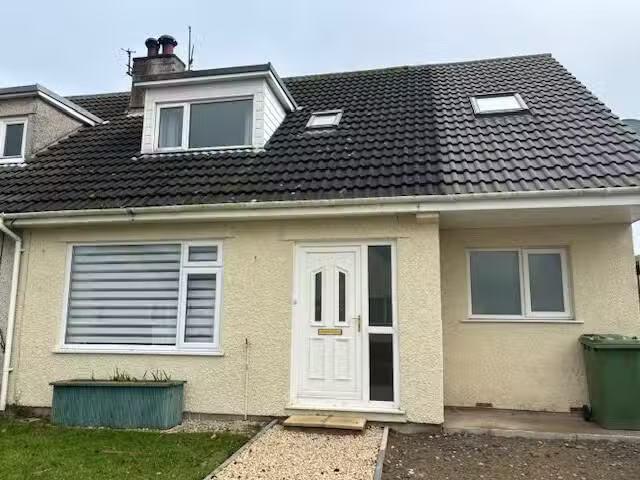 3 bedroom semi detached house for rent in 23, Bayr Grianagh, C.