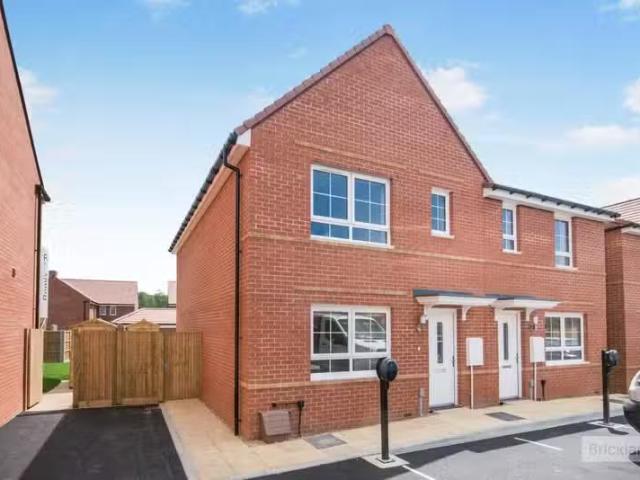 3 bedroom semi detached house for rent in Tang Street, Westham.