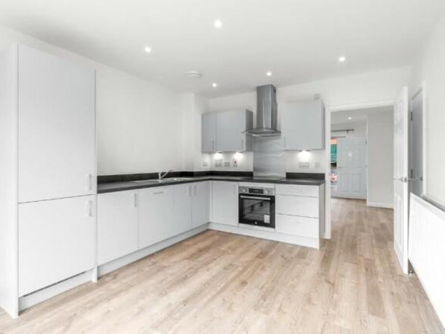 3 bedroom semi detached house for rent in Talbot Road, Dartford, Kent, DA2