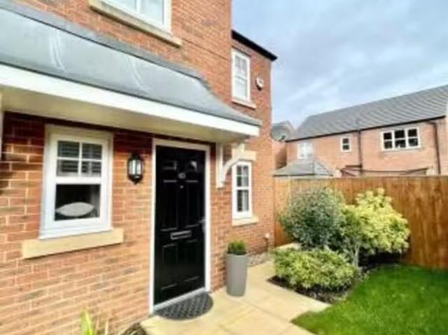 3 bedroom semi detached house for rent in Telford Rd, Winningt.