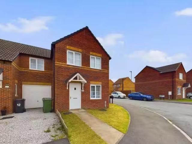 3 bedroom semi detached house for rent in Thornton Grove, Brad.