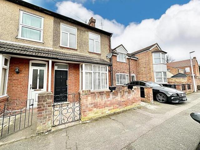 3 bedroom semi detached house for rent in Thornton Street Bedford MK42