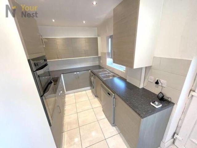 3 bedroom semi detached house for rent in Thorpe Lane, Middleton, Leeds, LS10 4ER, LS10