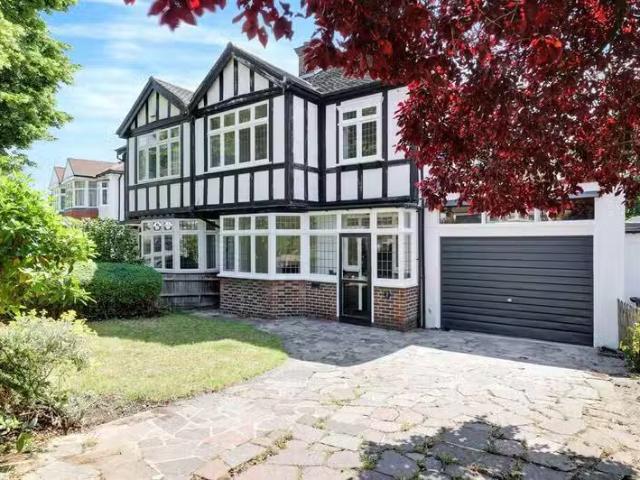3 bedroom semi detached house for rent in The Chase, The Chase.