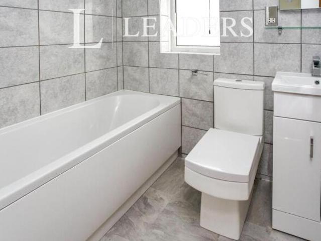3 bedroom semi detached house for rent in The Grove, SO19