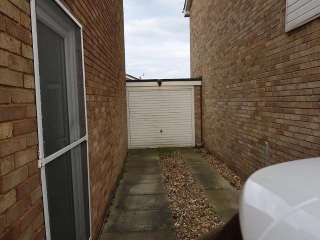 3 bedroom semi detached house for rent in The Drove Way, Istead Rise, Gravesend, DA13