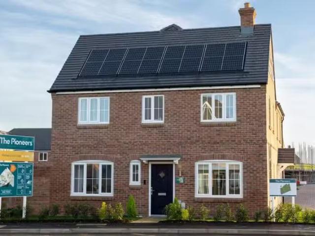 3 bedroom semi detached house for rent in The Pioneers, Rugby.