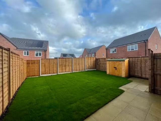 3 bedroom semi detached house for rent in The Pioneers, Rugby.