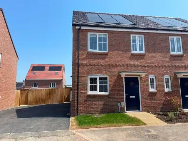3 bedroom semi detached house for rent in The Pioneers, Rugby.