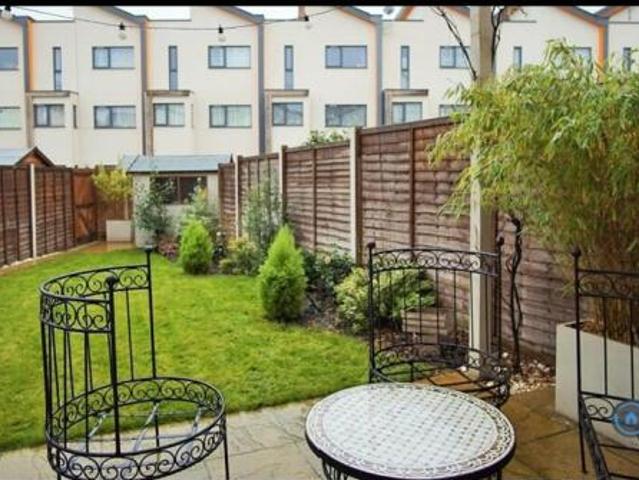 3 bedroom semi detached house for rent in Tomblin Mews, London, SW16