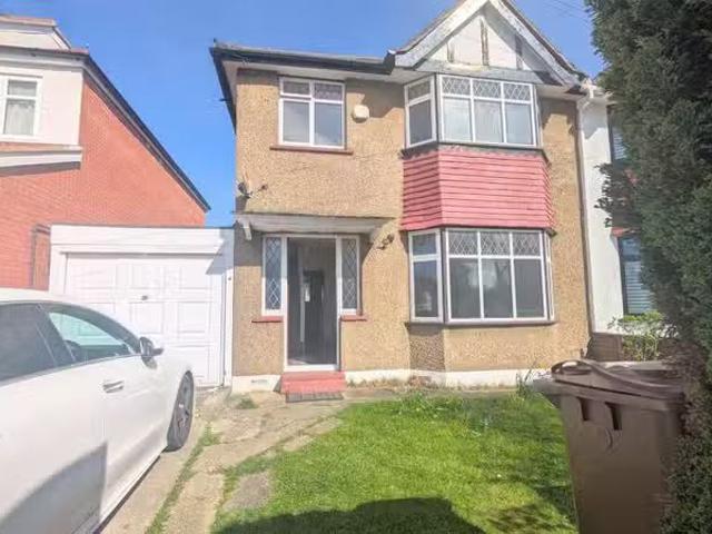 3 bedroom semi detached house for rent in Twyford Road, HARROW.