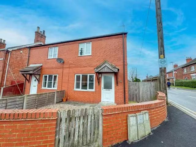 3 bedroom semi detached house for rent in Victoria Road, Barne.