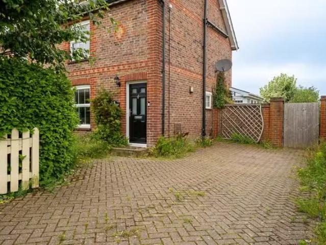 3 bedroom semi detached house for rent in Victoria Road, Herst.
