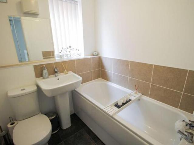 3 bedroom semi detached house for rent in Walmer Close, Northampton, NN5