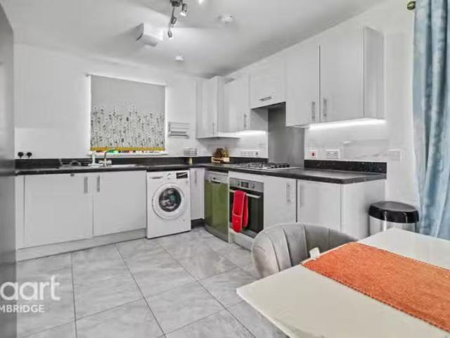 3 bedroom semi detached house for rent in Warren Way, Cambridg.
