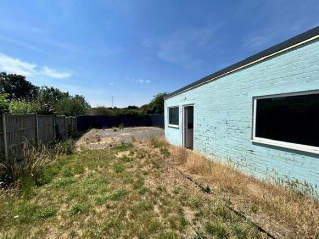3 bedroom semi detached house for rent in Watermead Road, Luton, Beds, LU3
