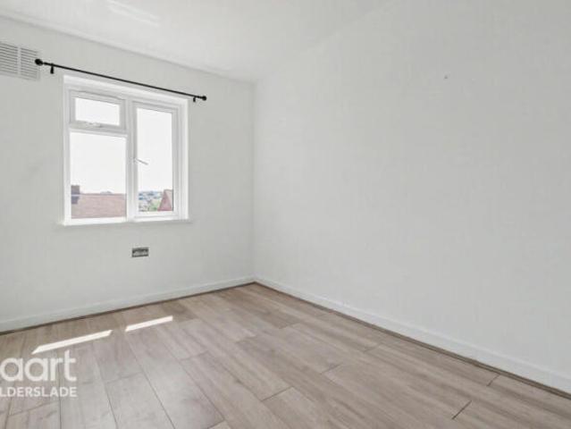 3 bedroom semi detached house for rent in Wayfield Road, CHATHAM, ME5