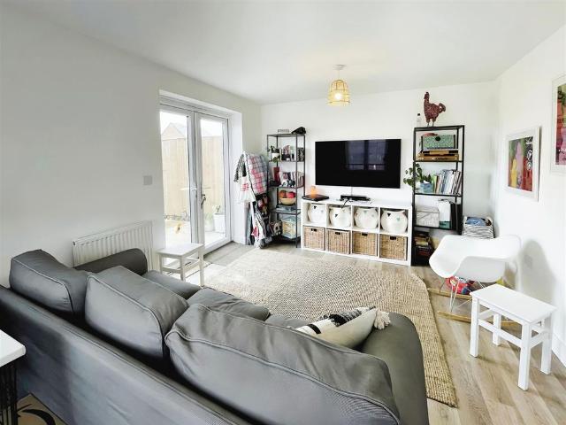 3 Bedroom Semi Detached House for rent in West End Lane, New Rossington, Doncaster