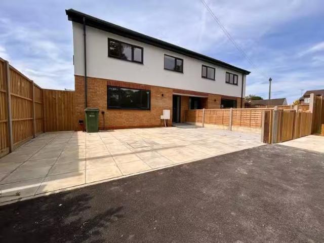 3 bedroom semi detached house for rent in West Riding, Bricket.