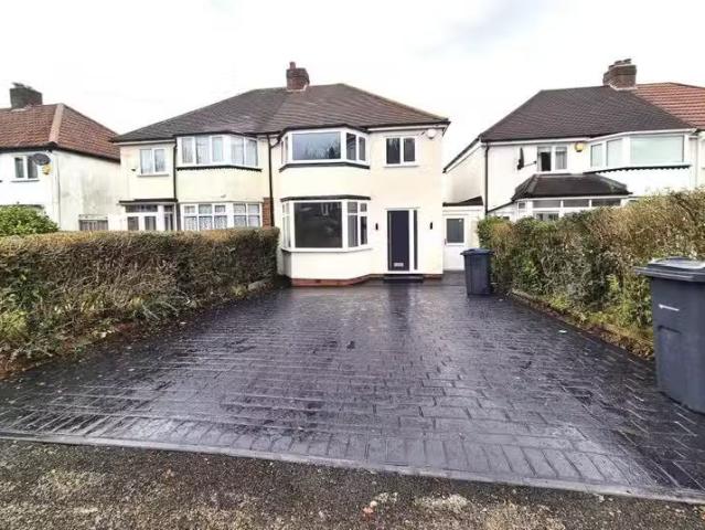 3 bedroom semi detached house for rent in White Farm Road, Sut.