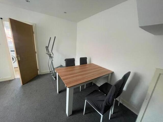 3 bedroom semi detached house for rent in Whitehall Road, Leeds, LS12