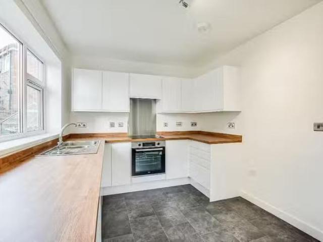 3 bedroom semi detached house for rent in Windermere Drive, Bu.