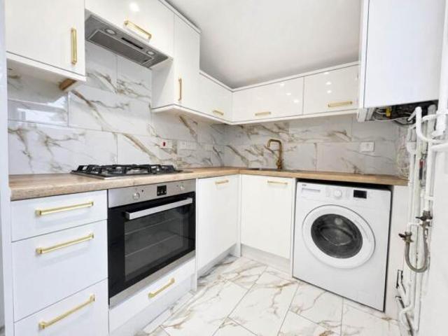 3 bedroom semi detached house for rent in Wingate Road, Luton, LU4