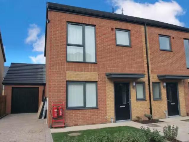 3 bedroom semi detached house for rent in Winscar Road, Lakesi.