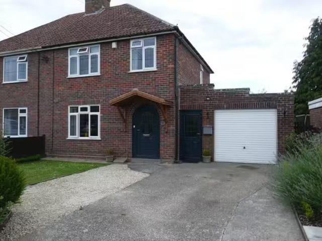 3 bedroom semi detached house for rent in Winston Drive, Yeovi.